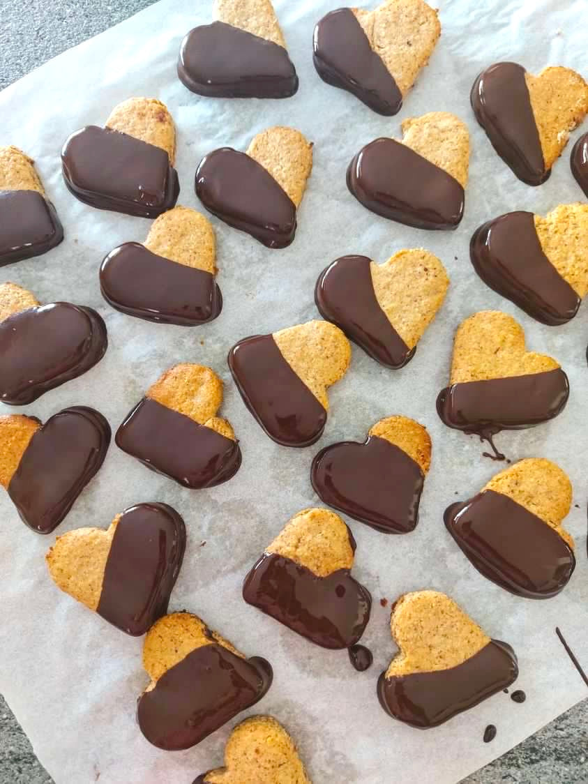 ALMOND COOKIES – MUNCH A BUNCH